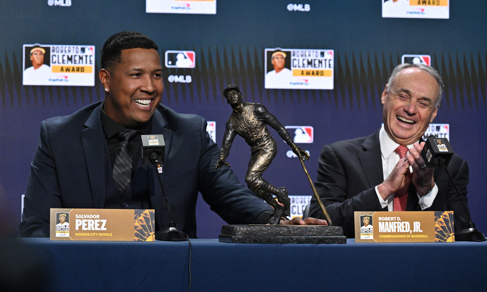 🎥 WATCH: Salvador Pérez receives 2024 Roberto Clemente Award – Latino ...