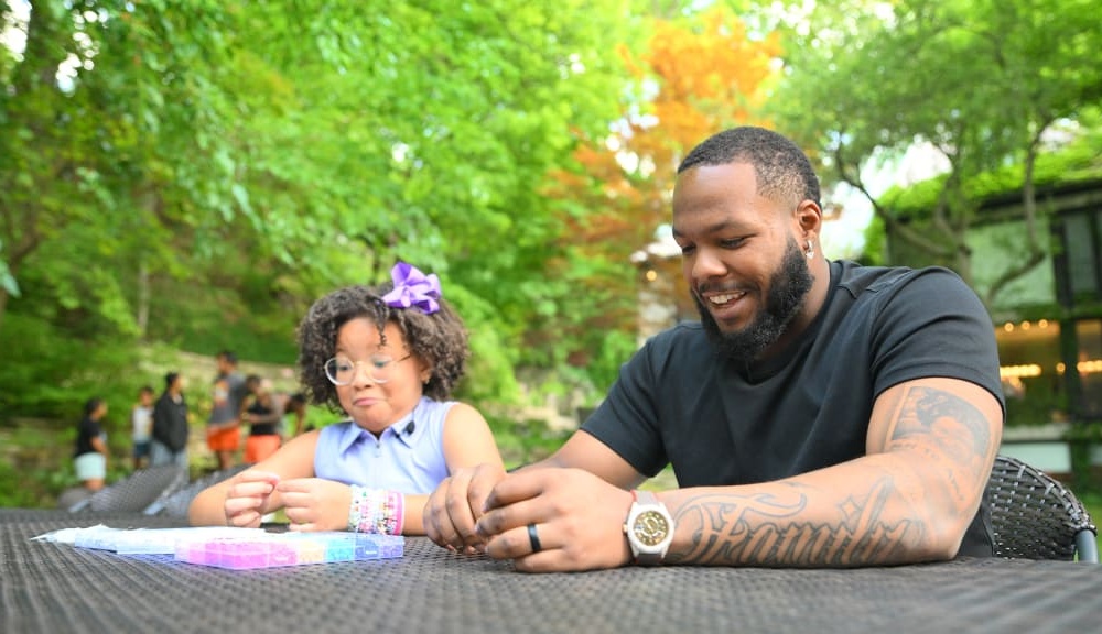 🎥 WATCH: Vladdy Jr. and his daughter make friendship bracelets then he ...
