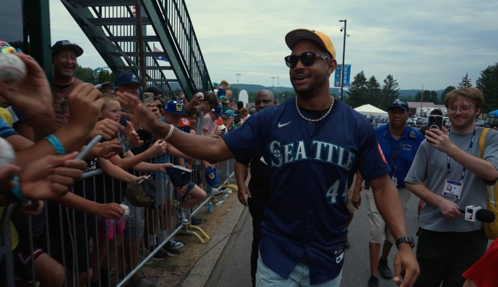 🎥 WATCH: J-Rod & Mariners at the 2025 Little League Classic – Latino Sports